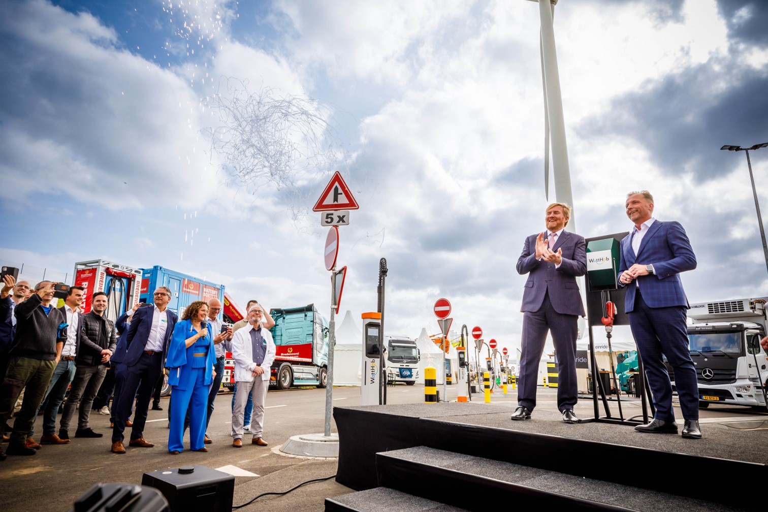 Koning Willem-Alexander opent grootste laadplein 'WattHub' ter wereld | Parkeren