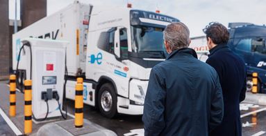 Eerste laadplein voor elektrische vrachtwagens geopend in de Rotterdamse haven | Parkeren